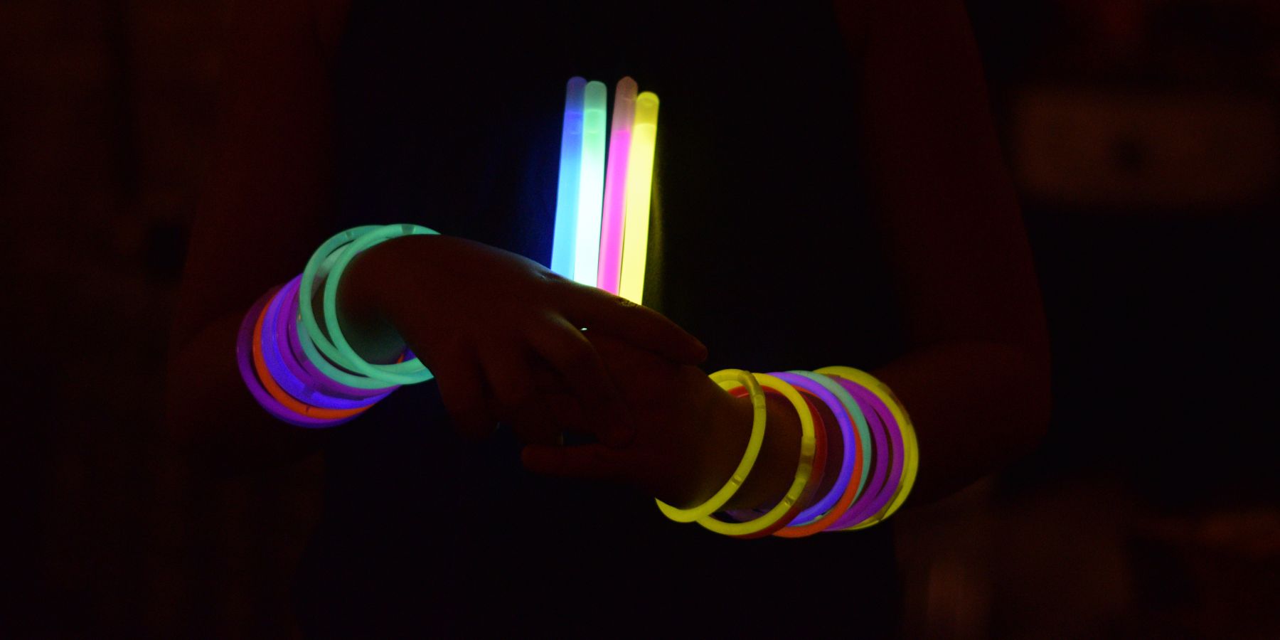 How to Throw Neon Party at Home – The Mixer UK